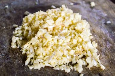 Does Minced Garlic Need to Be Refrigerated? (Explained!)